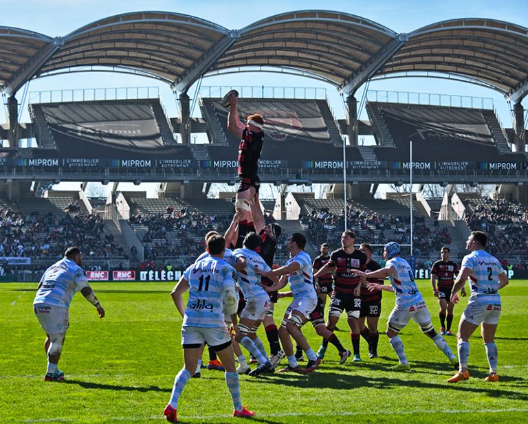 Les tribunes VIP de LOU Rugby - Racing Paris. Foule politique