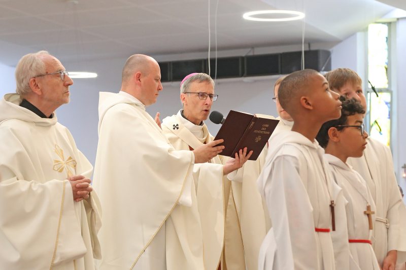 Mgr OLIVIER de GERMAY et le pere LUKASZ prient la Sainte Trinité ...