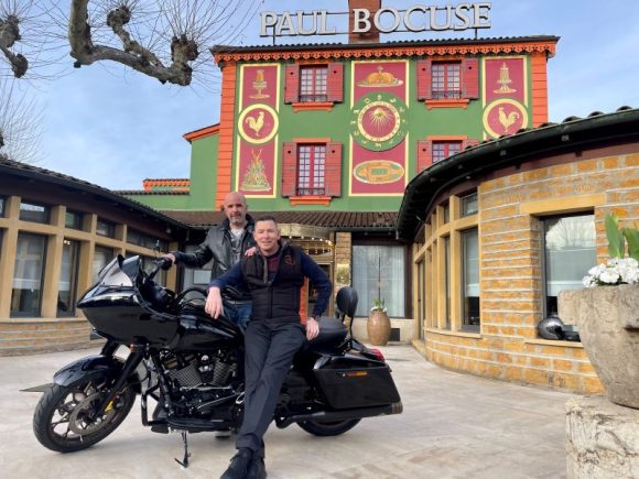 En piste avec Mathieu Hébert. Le nouveau visage d’Harley Davidson à Lyon